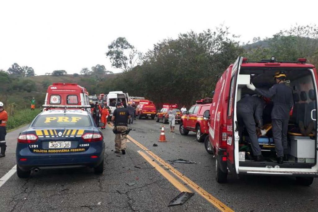 Acidente entre Van e uma Carreta deixa seis mortos na BR-381